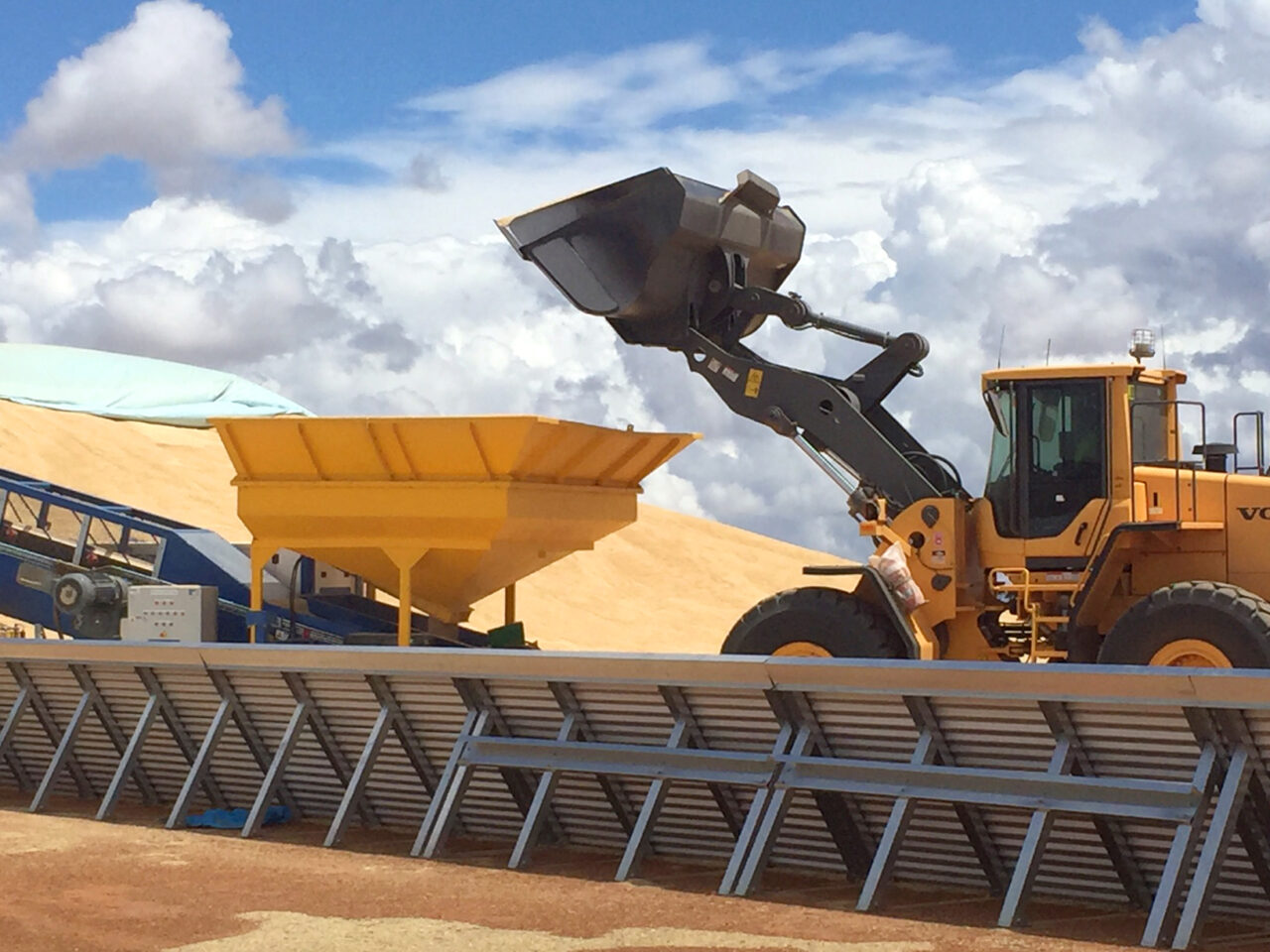 Flow control with bulk handling hoppers | Kilic Engineering
